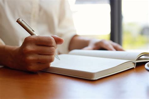 메모장에 글을 쓰는 아시아 사업가의 잘린 이미지 사무실의 책상에서 작업 계획에 대한 스톡 사진 및 기타 이미지 계획 공란