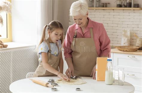 Oma Met Haar Schattige Kleindochter Die Koekjes Maakt In De Zonnige