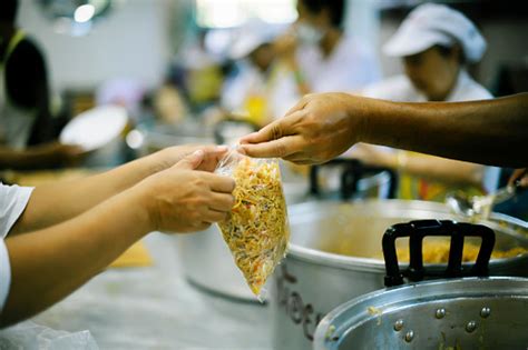 아직도 사회에서 본 불 쌍 한 노숙자에 게 기부 가난한 사람들을 위한 자선 식품의 개념 가정 주방에 대한 스톡 사진 및 기타
