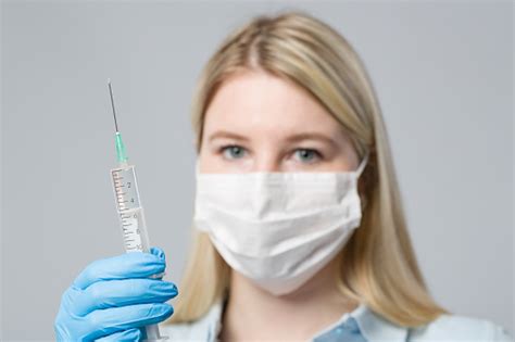 의료 장갑과 의료 얼굴 마스크와 간호사는 주사기를 들고 0명에 대한 스톡 사진 및 기타 이미지 0명 감기와 독감 건강