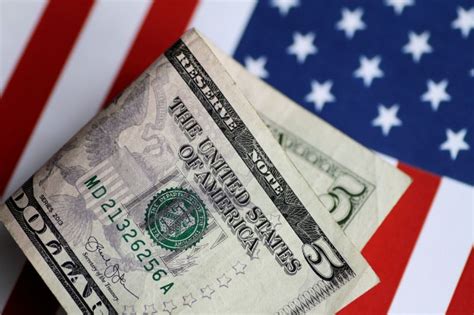 Dólar sobe antes de dados de inflação dos EUA e decisões de BCs Por Reuters