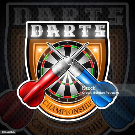 빨간색과 파란색 다트는 방패 중앙에 둥근 다트보드와 교차했다 모든 다트 게임 또는 챔피언십스포츠 라벨 3에 대한 스톡 벡터 아트 및 기타 이미지 Istock
