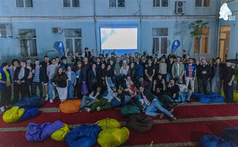 ბათუმის 🏆 ⚽ ბათუმის შოთა რუსთაველის სახელმწიფო უნივერსიტეტის ეზოში ბსუ ს სტუდენტები