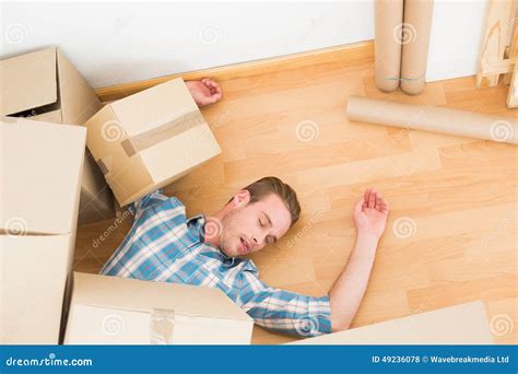 Hombre Que Miente Debajo De Las Cajas Caidas Foto De Archivo Imagen De Adulto Hombre