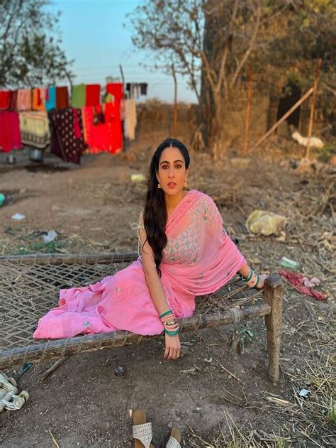 शहर की छोरी बनी गांव की गोरी सारा ने सादगी से लूटा दिल