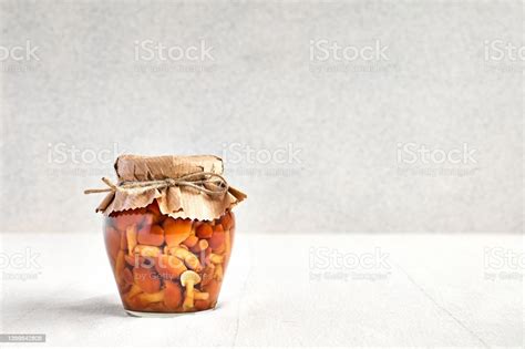 유리 항아리에 통조림 가을 야채 밝은 회색 배경에 절인 살구 수제 건강 식품 갈색에 대한 스톡 사진 및 기타 이미지 갈색