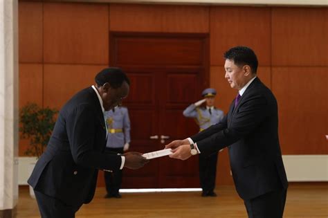 ЭЛЧИН САЙД НАР ИТГЭМЖЛЭХ ЖУУХ БИЧГЭЭ ӨРГӨН БАРИВ Монгол Улсын Ерөнхийлөгч Ухнаагийн Хүрэлсүхэд