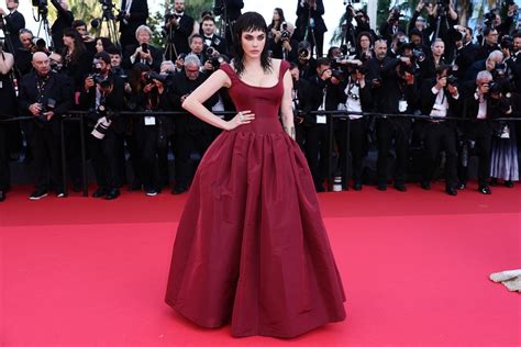 Festival De Cannes Cara Delevingne Surge Morena E Aposta Em Visual