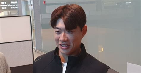 집에 잠깐 들렀는데 아내가 케이크를 국대 캡틴 또 감동 깜짝 응원받고 일본행 정조준 인천공항 현장