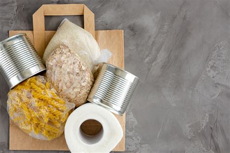 기부 음식 어두운 콘크리트 배경에 통조림 식품 파스타 오트밀 쌀 및 화장지가있는 종이 가방 음식 배달 가로 상단 보기 복사 공간 0명에 대한 스톡 사진 및 기타 이미지