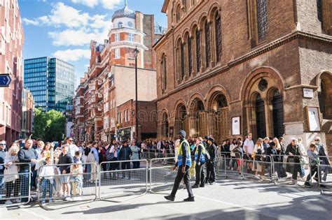 Queue Of People Who Came To Pay Respects To The Queen Elizabeth Ii