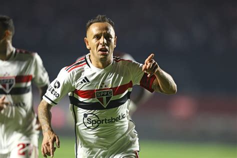 Rafinha é torcedor em campo e quer título inédito o São Paulo para