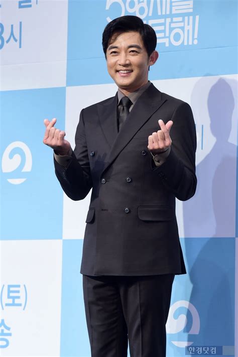 포토 안재욱 멋진 미소로 하트~