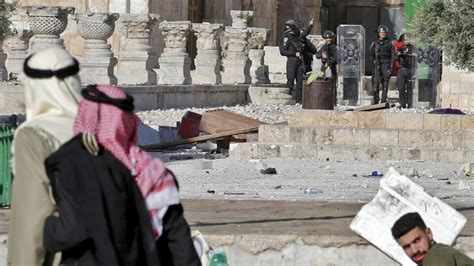 القدس إصابات بين الفلسطينيين خلال مواجهات بين المصلين وقوات الأمن