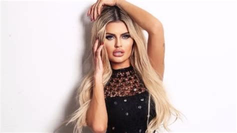 खूबसूरत दिखना हुआ जुर्म इस मॉडल को दोस्त नहीं करते क्रिसमस डिनर पर