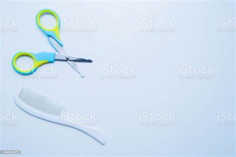 손톱과 어린이 빗을 자르기 위한 어린이 가위가 흰색 배경에 있습니다 상단 보기 플랫 레이 복사 공간 격리 0명에 대한 스톡 사진