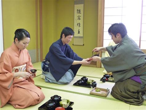 おもてなしの心 それは 茶の湯の心 裏千家茶道教室 楽しく 優しく そして時には厳しく 金井宗繁宗智