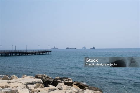 맑은 날에 돌 해변의 클로즈업 해변의 바위와 자갈 바다 스프레이와 파도홍수 0명에 대한 스톡 사진 및 기타 이미지 0명