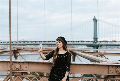Mujer Tomando Un Selfie En El Puente De Brooklyn Estados Unidos Foto