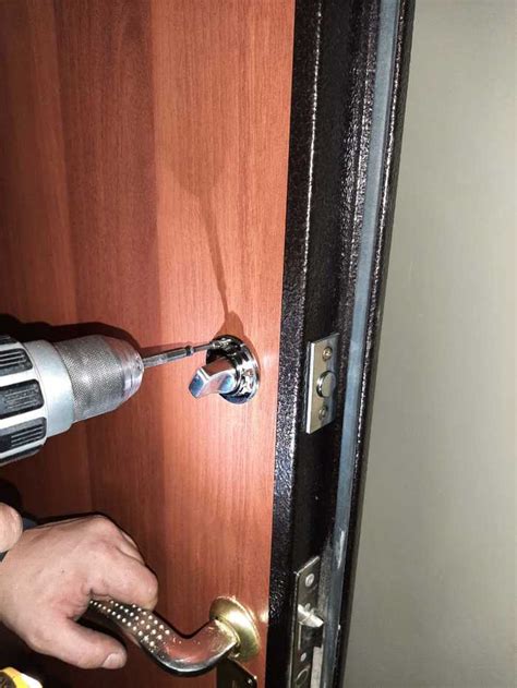 Ночная задвижка на металлическую дверь установка