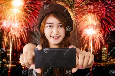 Девочка подросток фотографируя Selfie в партии фейерверков Стоковое
