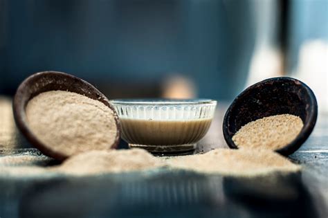 나무 표면에 점토 그릇 전체 양 귀 비 씨앗 또는 Khus 또는 아편 양 귀 비 또는 빵 씨앗의 추출 된 초본 및 유기 플러스 유익한 페이스트 또는 유리 그릇에 두꺼운 팅