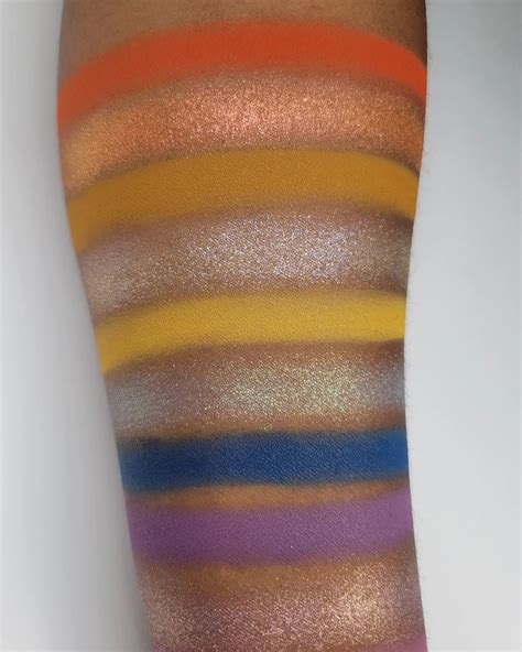 Daisy Daze Eyeshadow Fairy Topper Yellow With Blue Gold Sparkle