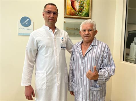 69 годишен пациент целува ръцете на лекарите които за първи път у нас поставиха четири байпаса