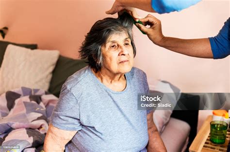 노인 여성의 가정 방문에 자원 봉사 그녀의 위생에 대한 관심 2명에 대한 스톡 사진 및 기타 이미지 2명 80 89세