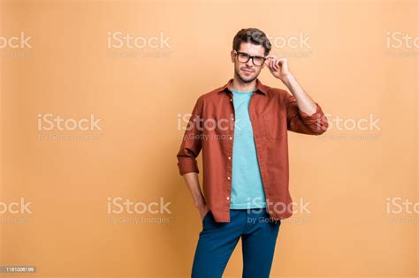 그의 초상화 그 좋은 매력적인 심각한 갈색 머리 남자 숙련 된 비즈니스 상어 전문가 그것은 괴짜 터치 사양 위에 고립 된 베이지 색 파스텔 배경 경영자에 대한 스톡 사진 및