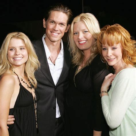 Reba Cast Reunites At Reba Mcentire Show Steve Howey Says Reboot