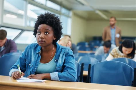 Pronto Para Gabaritar As Provas Intermediárias Foto De Estudantes