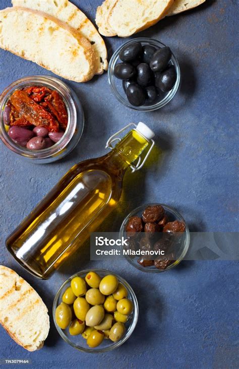 다양 한 종류의 올리브 브루스 케 타 햇볕에 말린 토마토와 올리브 오일 지중해 식 간식 평면도 어두운 배경입니다 텍스트 공간 건강한 생활방식에 대한 스톡 사진 및 기타