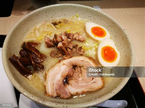 돼지고기 라면 끓여 계란 홋카이도 Chashu 돼지고기 돼지 뼈에 기반 된 장 국수 콩 수프 일본 해산물 라면 지역 전통 일본
