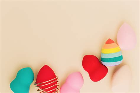 베이지 색 배경 에 컬러 화장품 미용 블렌더 스폰지 전문 스폰지 다른 모양 0명에 대한 스톡 사진 및 기타 이미지 0명 개인 장식품 건강관리와 의술 Istock