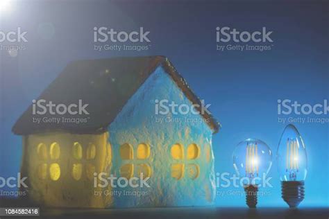 Led 램프는 파란색 배경에 집 레이아웃 근처 의미 합니다 0명에 대한 스톡 사진 및 기타 이미지 0명 Led 조명 개념