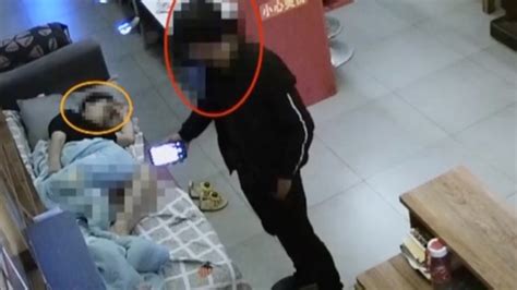 半夜偷拍旅店老板娘裙底 猥琐男的理由太荒唐看现场看看新闻网