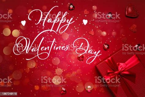 선물 상자가있는 빨간 배경에 비문 해피 발렌타인 데이와 인사말 카드 빨간색 배경에 대한 스톡 사진 및 기타 이미지 빨간색 배경 선물 기념일 Istock