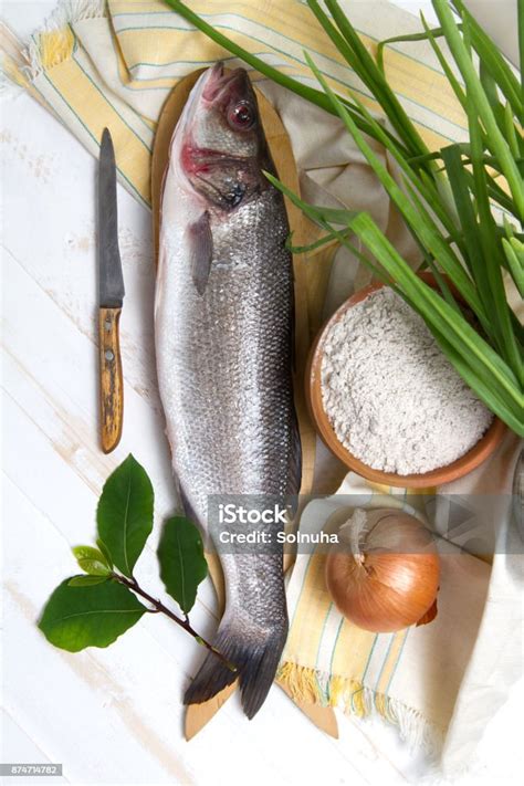 전통적인 러시아 파이 리브 니 크 재료 생선 호 밀 밀가루 양파와 베이 잎 강에 대한 스톡 사진 및 기타 이미지 강 그릇