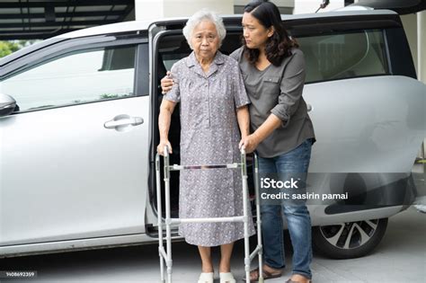 간병인 딸이 아시아 노인 또는 노인 여성 환자가 차에서 내릴 준비를 도와줍니다 55 59세에 대한 스톡 사진 및 기타 이미지