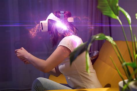 가상 현실 헤드셋과 조이스틱을 가진 여성이 게임을하고 있습니다 Nasa가 제공 한 요소 이미지 가상현실에 대한 스톡 사진 및 기타 이미지 Istock