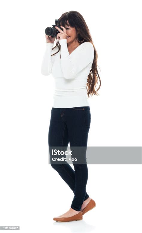 청바지를 입고 카메라를 들고 흰색 배경 앞에 서있는 라틴 아메리카와 히스패닉 민족 의 젊은 여성 사진 작가 20 29세에 대한 스톡 사진 및 기타 이미지 Istock