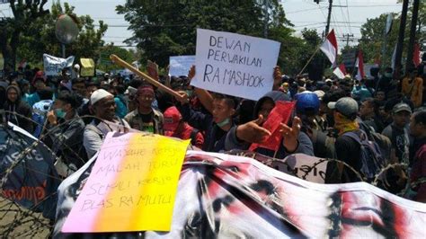 Demo Mahasiswa Di Solo Stadion Manahan Mulai Padat Mahasiswa Kompak