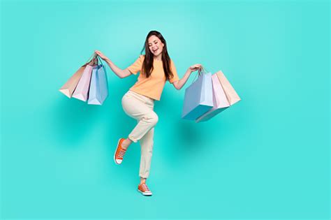 꽤 만족한 숙녀의 전체 길이 사진은 청록색 배경에 고립 된 새로운 상점 패키지를 들고 흥분합니다 T 셔츠에 대한 스톡 사진 및 기타 이미지 Istock