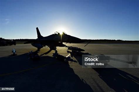 탄약과 미사일과 전투기 공항에 대한 스톡 사진 및 기타 이미지 공항 군사 군사 기지 Istock