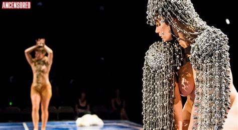 Rebecca Serrell Cyr Nue Dans Naked On Stage