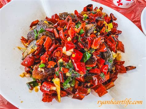 【宜蘭美食 礁溪餐廳推薦】《塭底烤魚》比臉還大的鹽味烤魚，在魚塭旁享用尚青鮮魚料理的好地方 人生領航員獅子心
