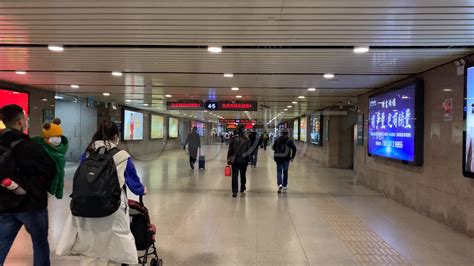 高铁到站进站我想看大山谷图库