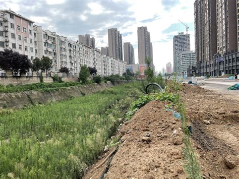 郑在督办｜300米基坑4年“无人管”，200户居民期盼快回填腾讯新闻
