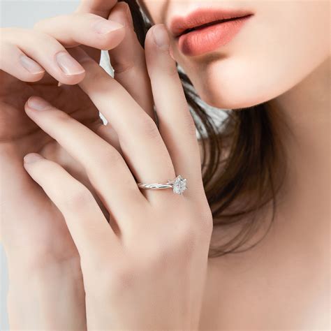 【培育】z Diamond卓缔梦 18k金白钻石戒指六爪花瓣钻戒情人节虎窝淘